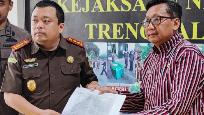 Kejari Trenggalek Setor Rp 130 Juta yang Dirampas Dari Kasus Korupsi Mantan Dirut PDAU ke Kas ...