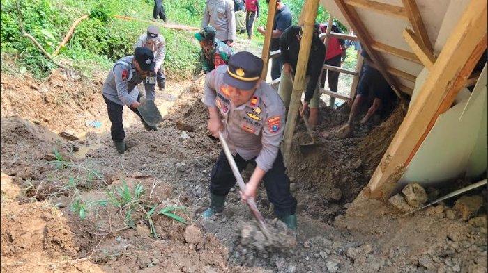 Petugas Gabungan Gotong Royong Bersihkan Sejumlah Rumah Warga Trenggalek yang Diterjang Longsor ...