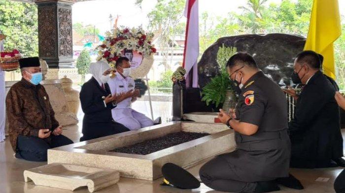 Jelang HUT ke-76 Provinsi Jatim, Gubernur Khofifah Ziarah ke Makam Bung Karno di Kota Blitar ...