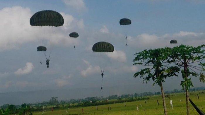 Pendaratan Terjun Payung Pasukan Yonif 501/Bajra Yudha Jadi Hiburan ...