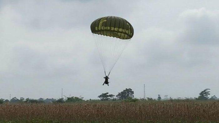 Latihan Terjun Payung TNI di Udanawu Blitar Jadi Pertunjukan Gratis ...