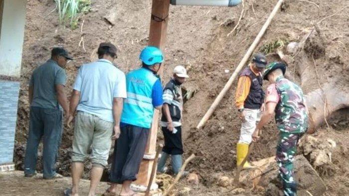 Tebing 10 Meter Longsor Menerjang Rumah Warga Desa Alas Tengah Situbondo - Tribunmataraman.com