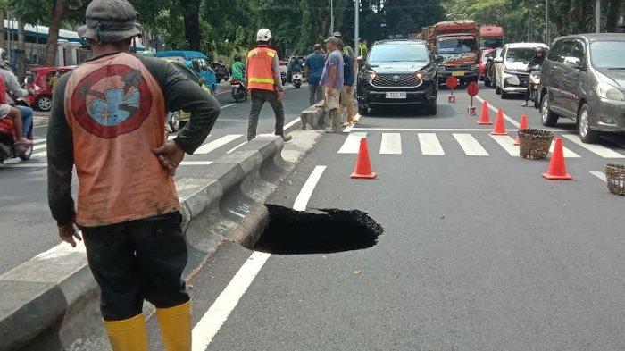 Muncul Lubang Menganga di Jalan Bandung Kota Malang, Diduga Karena ...