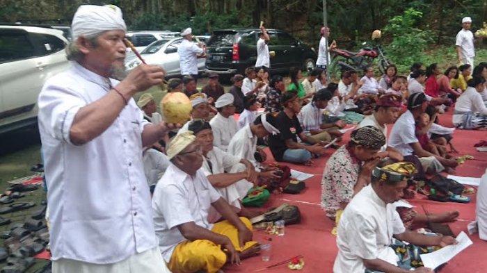 Umat Hindu Gelar Upacara Melasti di Telaga Buret Tulungagung, Penyucian ...