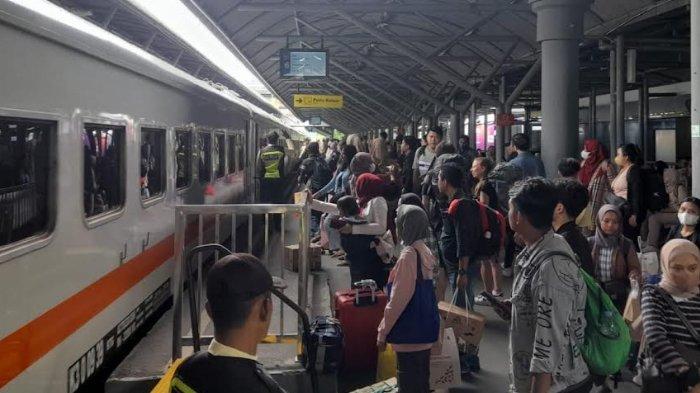 12.564 Orang Sudah Mudik Tinggalkan Surabaya Naik Kereta Api - Tribunmataraman.com