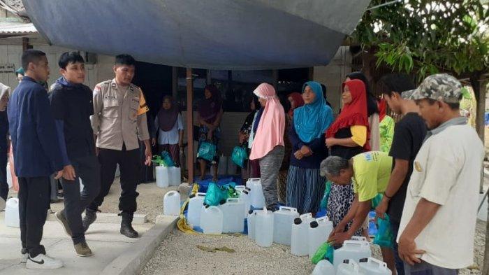 Polres Nganjuk dan STKIP Nganjuk Salurkan Bantuan Air Bersih ke Warga Terdampak Kekeringan ...