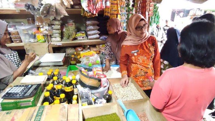 Pantau Operasi Pasar di Pasar Wlingi, Bupati Blitar Mak Rini Berharap Harga Beras Segera Turun ...