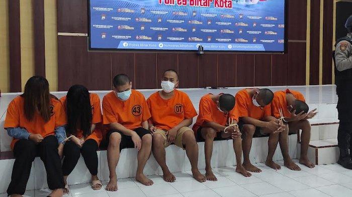 Penyanyi Dangdut Dari Kediri Ditangkap Bersama Suaminya Karena Jalankan Prostitusi Online Di