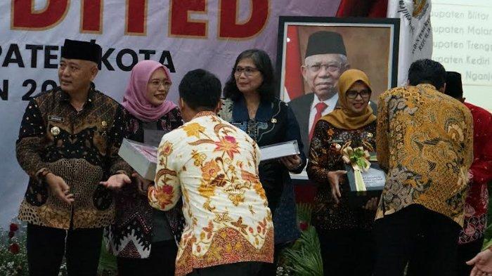 Serahkan LKPD 2023, Pemkab Kediri Berkomitmen Tingkatkan Integritas Tata Kelola Keuangan Daerah ...