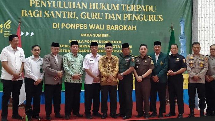 Ratusan Santri dan Pengurus Ponpes di Kota Kediri Mengikuti Penyuluhan Hukum Terpadu ...