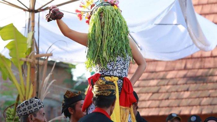 Tari Seblang Olehsari di Banyuwangi, Nuansa Mistisnya Memikat Wisatawan ...