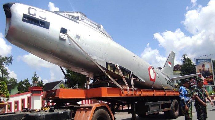 Pesawat Tempur F-86 Sabre Dari TNI AU Tiba di Kota Blitar, Jadi ...