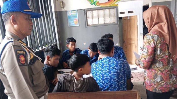 Razia Satpol PP dan Dinas Pendidikan Tulungagung Jaring Puluhan Pelajar Bolos di Warkop ...