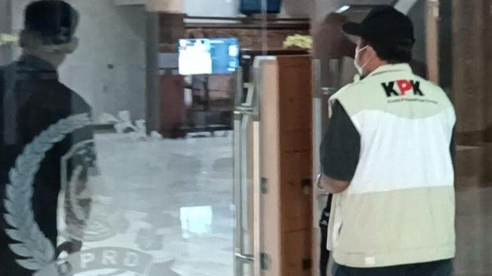 Rombongan Petugas KPK Datangi Gedung DPRD Jatim Setelah Penangkapan ...