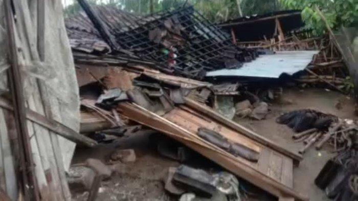 Hujan Deras Disertai Angin Kencang Sebabkan Rumah Warga Besowo Timur Kediri Ambruk ...
