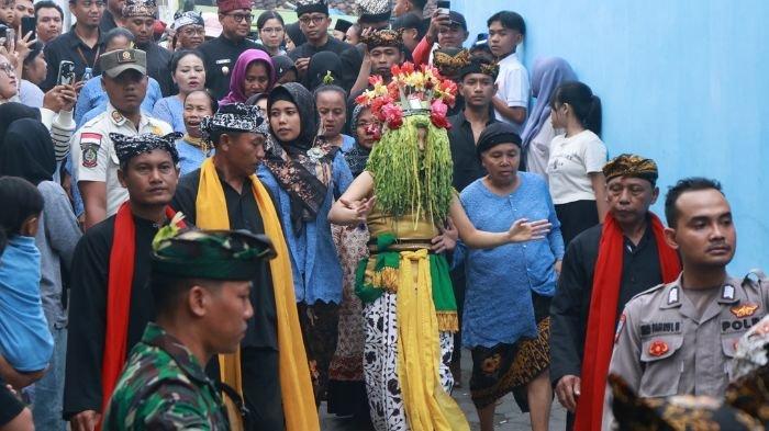 Digelar Tujuh Hari, Ritual Seblang Olehsari Dongkrak Pendapatan UMKM ...