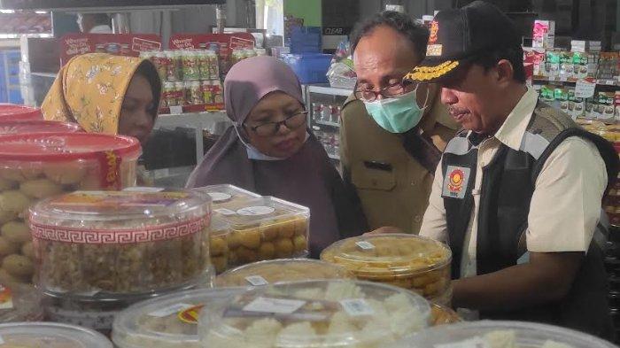 Petugas Gabungan Gelar Razia Makanan dan Minuman ke Toko-toko Swalayan ...