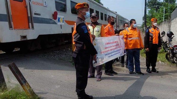 Begini Cara PT KAI Daop 7 Madiun Sosialisasi Keselamatan di Perlintasan Rel KA Wilayah Kediri ...
