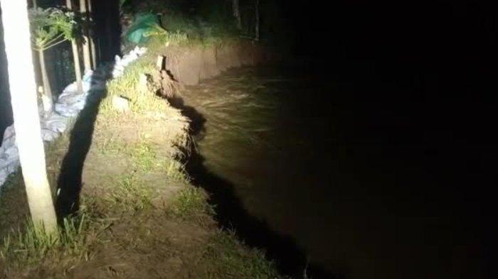 BREAKING NEWS - Tanggul Parit Raya Jebol, Warga Bandung Tulungagung ...