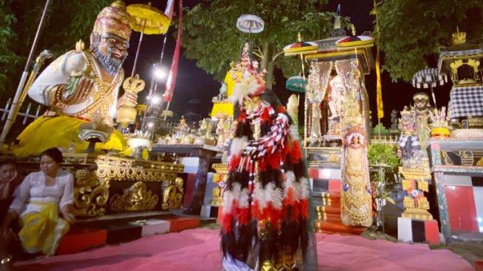 Didik Nini Thowok Gelar Pentas Tari Dwimuka Ardhanareswari di Pura ...