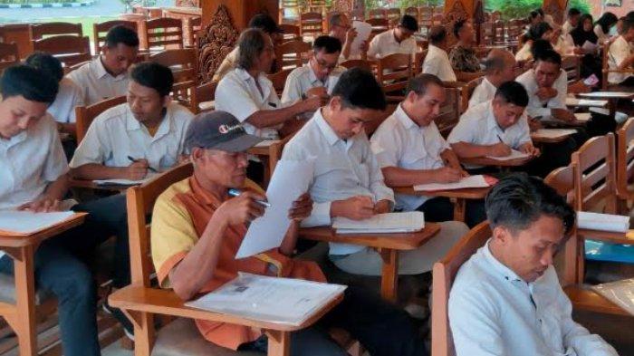 Puluhan Honorer Pemkot Mojokerto Akan Dialihkan Jadi Tenaga Outsourcing ...