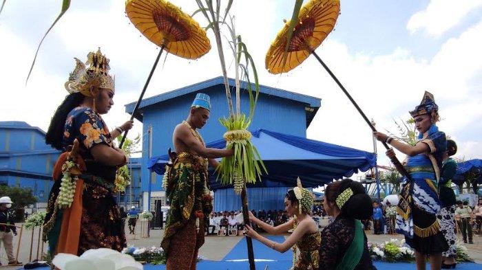 Pabrik Gula RMI Blitar Gelar Tradisi Manten Tebu untuk Awali Musim ...