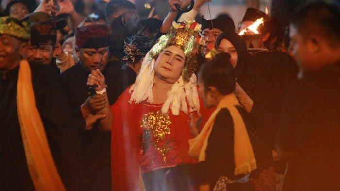 Mengenal Seblang Bakungan, Tradisi Bernuansa Mistis yang Dipelihara ...