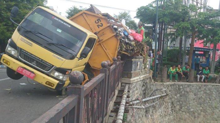 Terguling di Jembatan Sembung, Truk Sampah Milik DLH Tulungagung Nyaris Jatuh ke Sungai Ngrowo ...