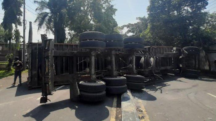 Hindari Motor, Truk Tronton Memuat Kayu Terguling dan Menutupi Jalan Menuju Surabaya ...