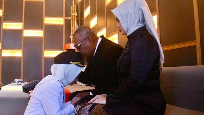 Momen Vinanda Prameswati Sungkem ke Orang Tua Sebelum Dilantik Jadi Wali Kota Kediri Termuda ...