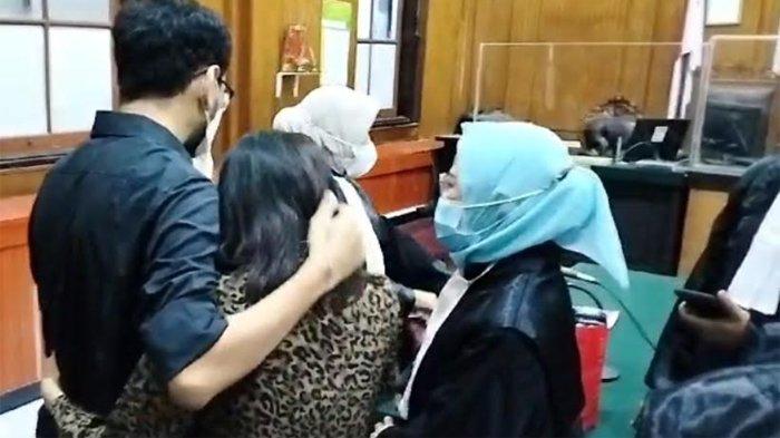 Tangisan Pemeran Video Kebaya Merah Setelah Divonis Penjara 2 Tahun - Tribunmataraman.com