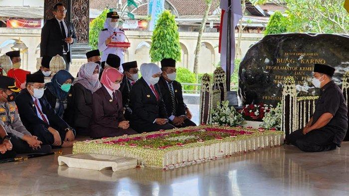 Pimpin Ziarah di Makam Bung Karno Kota Blitar, Ini Pesan Gubernur Jatim Khofifah Indar Parawansa ...