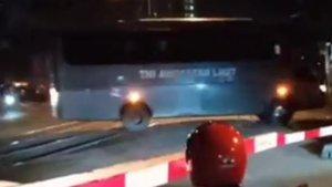 Kronologi Bus TNI AL Terobos Perlintasan KA Hingga Viral di Medsos ...