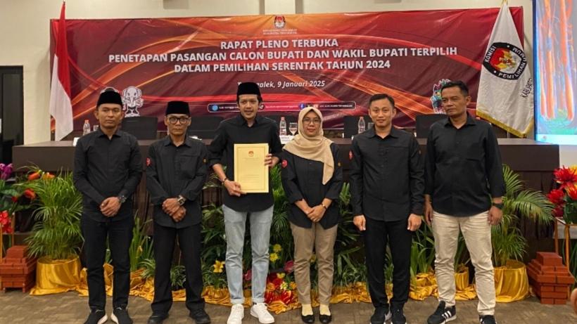 Unggul Telak dengan Kotak Kosong, Mas Ipin-Syah Resmi Ditetapkan KPU ...