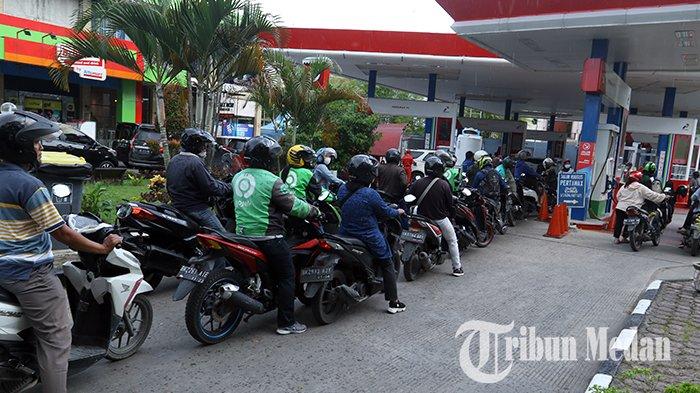 Berita Foto: Pemerintah Resmikan Kenaikan Harga BBM, Antrean Kendaraan Mengular di SPBU Putri ...