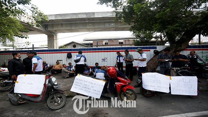 Berita Foto: Belum Terima Gaji Selama Dua Bulan, Supir Bus Trans Metro ...