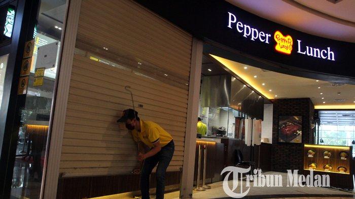 Berita Foto: Suasana Persiapan Penutupan Tenan di Manhattan Times ...