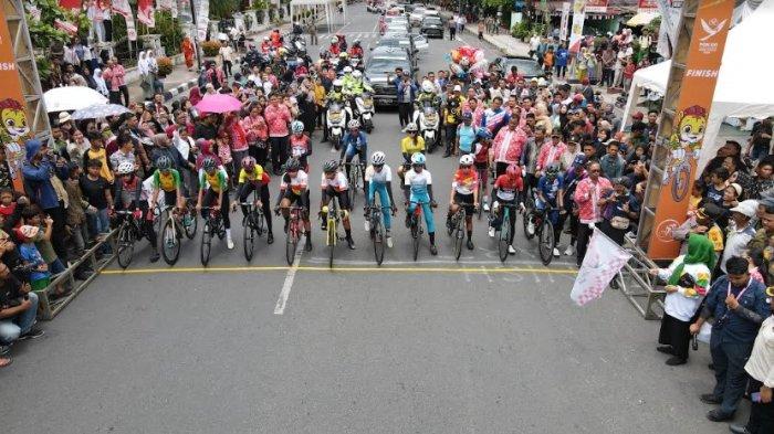 15 Atlet Balap Sepeda Putri Start dari Kota Siantar Menuju Parapat ...