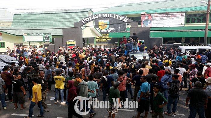 Berita Foto: Ratusan Warga Pancur Batu Geruduk Markas Denpom I/5 Medan ...