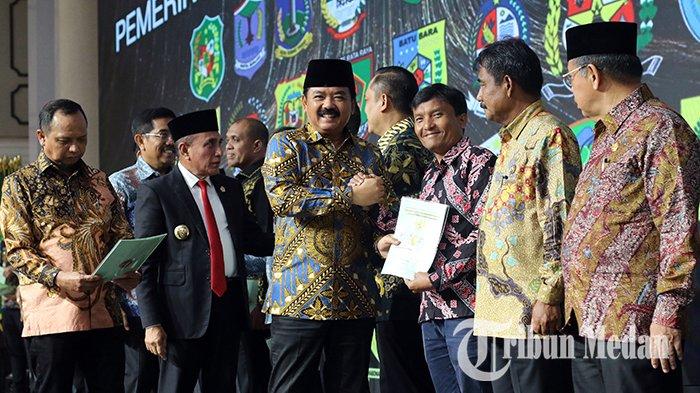 Berita Foto: Menteri ART/BPN Hadi Tjahjanto Menyerahkan Sertifikasi Tanah dan Aset di Sumatra ...