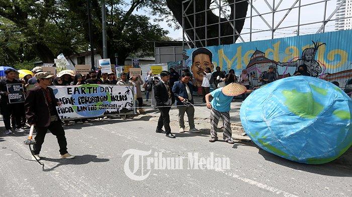 Berita Foto: Aktivis Lingkungan Gelar Aksi Hari Bumi di Kota Medan ...