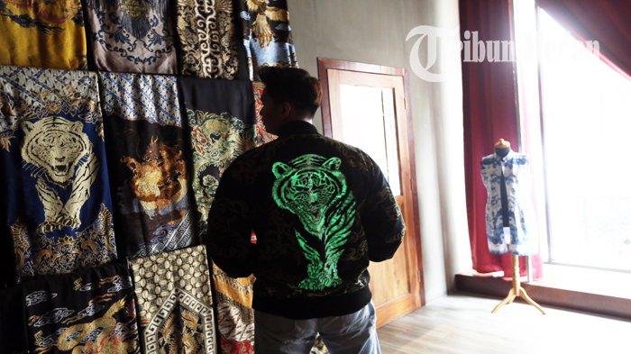 Berita Foto: Bercorak Variatif Menyala Indah di Kegelapan, Batik Glow ...