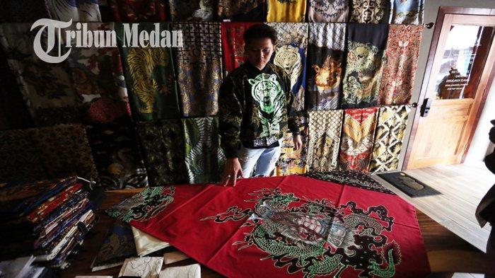 Berita Foto: Bercorak Variatif Menyala Indah di Kegelapan, Batik Glow ...