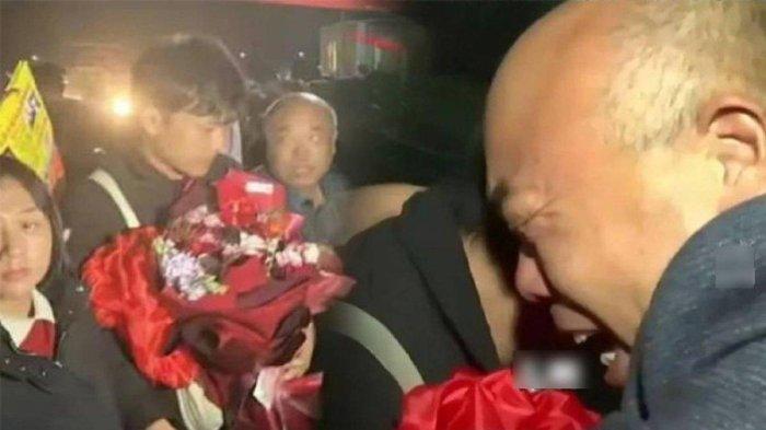 25 Tahun Hilang, Pria Ini Akhirnya Ketemu Ortu Kandung, Ternyata Anak ... 25 Tahun Hilang, Pria Ini Akhirnya Ketemu Ortu Kandung, Ternyata Anak ...