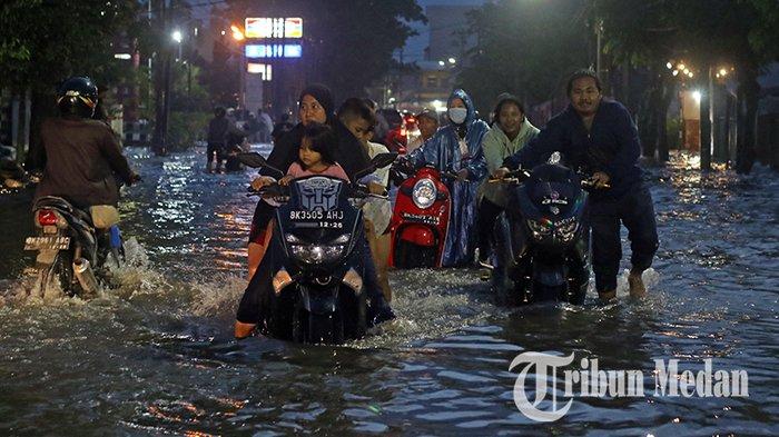 Berita Foto: Warga Dorong Sepeda Motornya yang Mogok saat Terobos ...