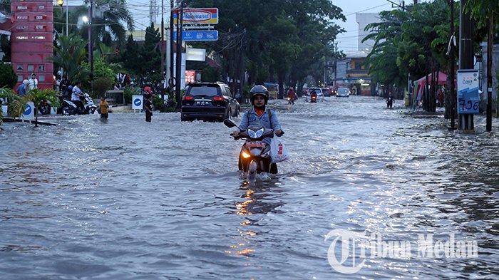 Berita Foto: Warga Dorong Sepeda Motornya yang Mogok saat Terobos ...