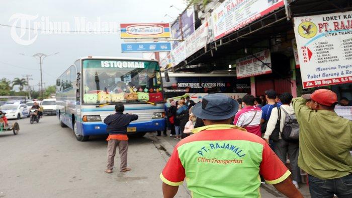 Berita Foto: Sejumlah Loket Bus di Medan Dipadati Calon Pemudik, H-2 ...