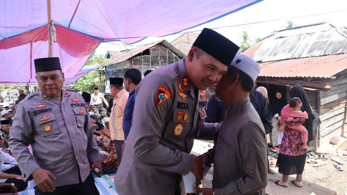 Orangtua Ustaz Mahyuddin Meninggal, Kapolres Madina Melayat ke Rumah ...