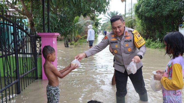 Tinjau Lokasi Banjir, Kapolresta Deliserdang Berikan Bantuan untuk Warga - Tribun-medan.com