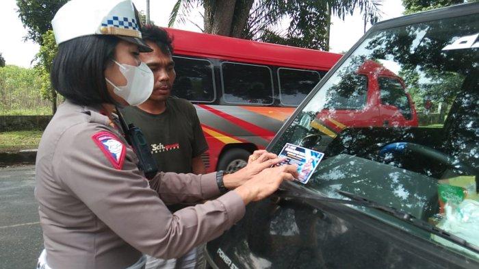 Satlantas Polres Tebingtinggi Bagikan Stiker Tertib Berlalulintas - Tribun-medan.com